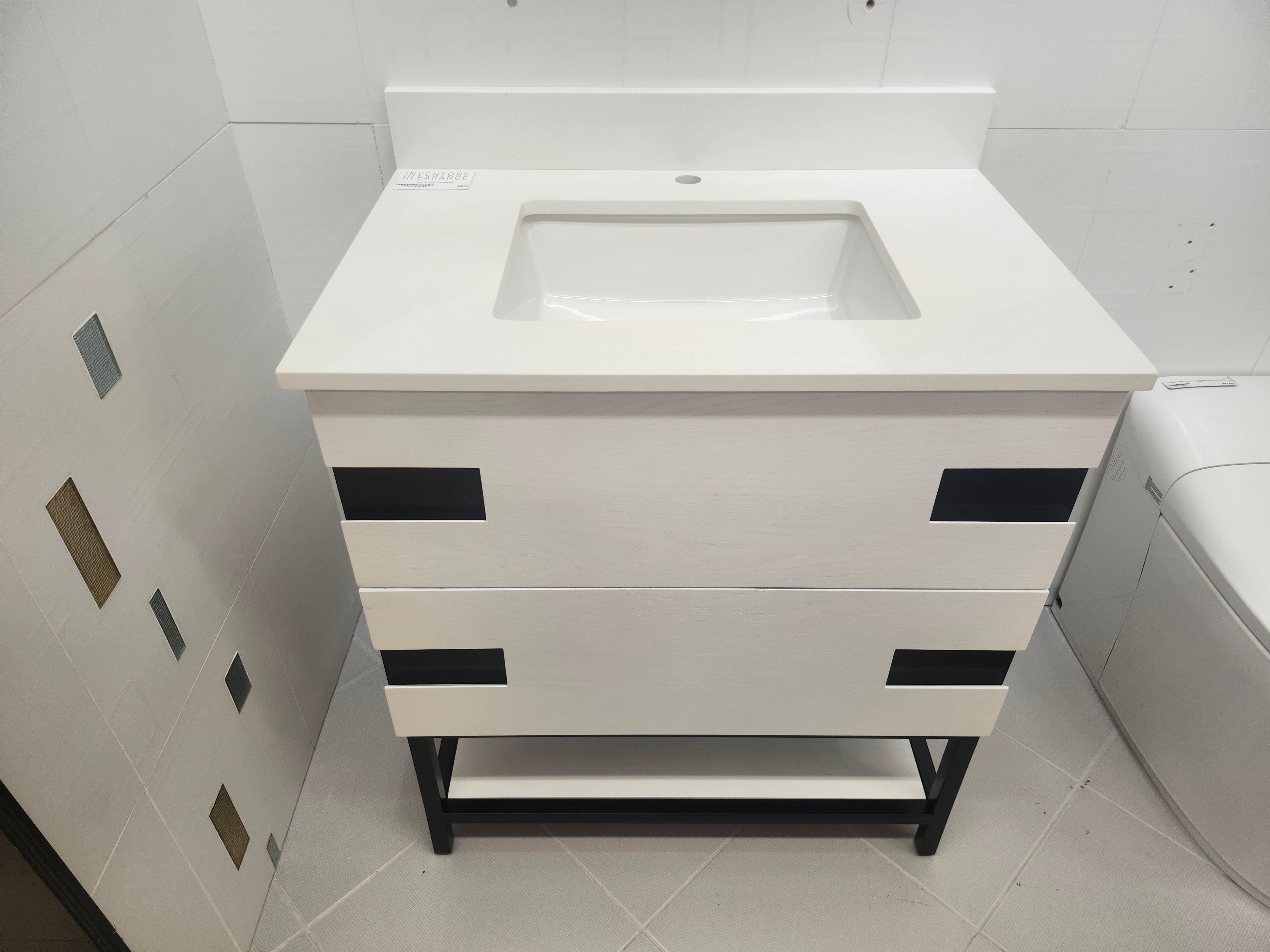 Vida Turin 31" White/Black Vanity with Countertop Combo (as is) | TUBS ...